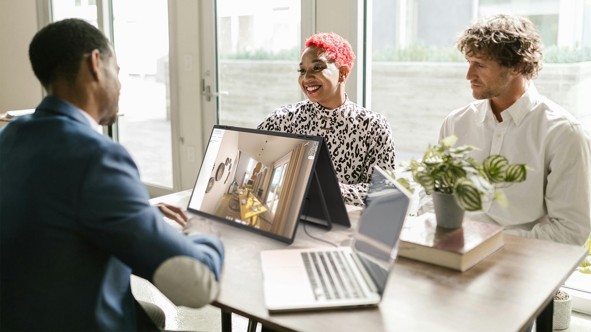 Understand the different connectivity of portable monitors and their ...